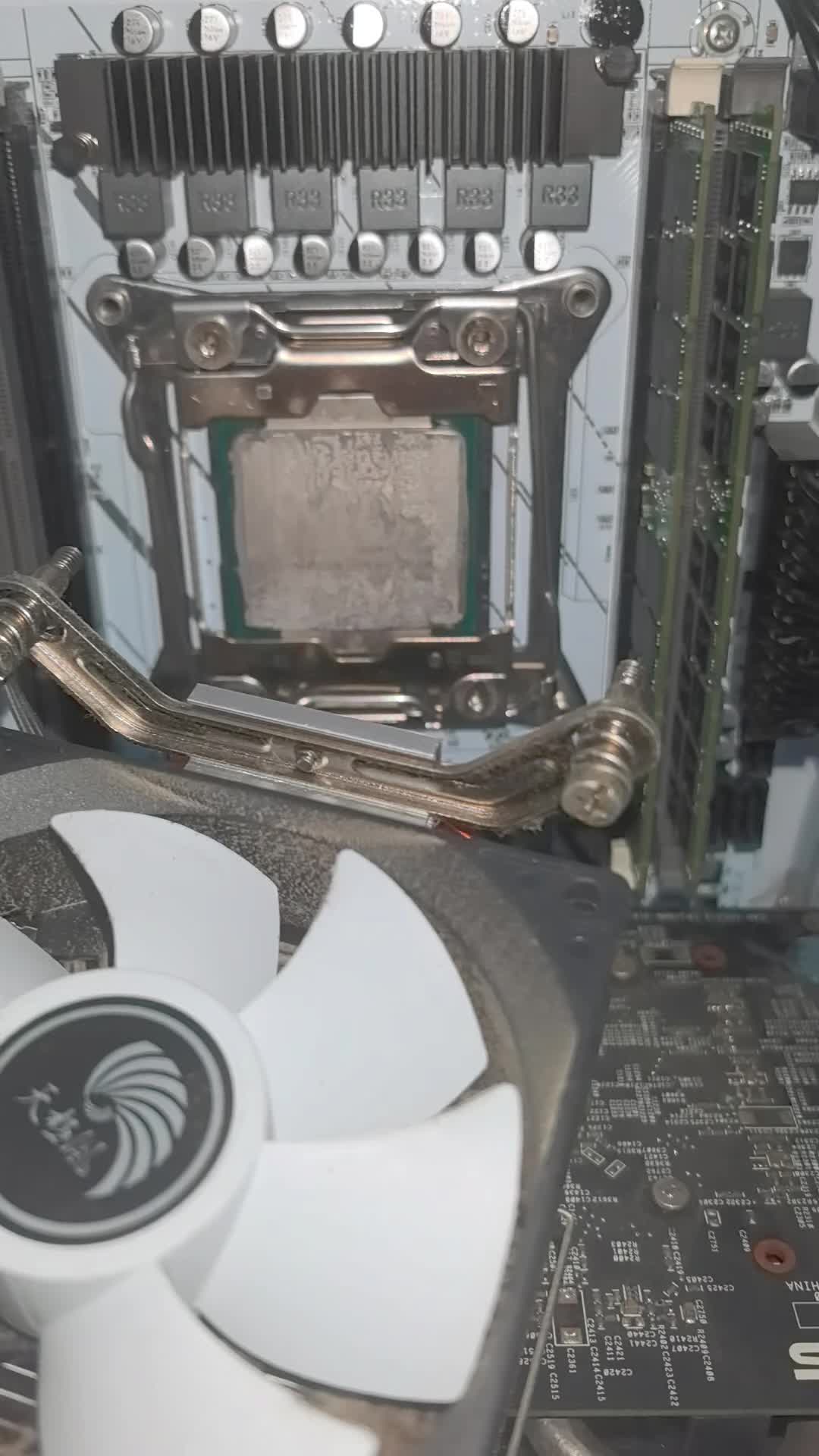 ...主机鼠标键盘正常工作也有开机声音,结果显示器不亮了,帮帮我去啊。