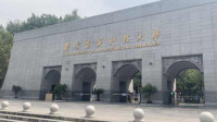 最文艺校门!大学校门外观似城墙,暗藏三层艺术馆