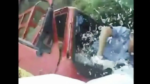 不系安全带 遇事故撞破风挡又没死的人有几个?