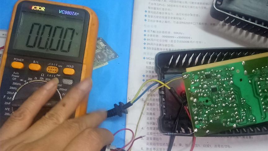 充电器加装数显电压电流表最简单可靠的方法,再也不用担心接错了