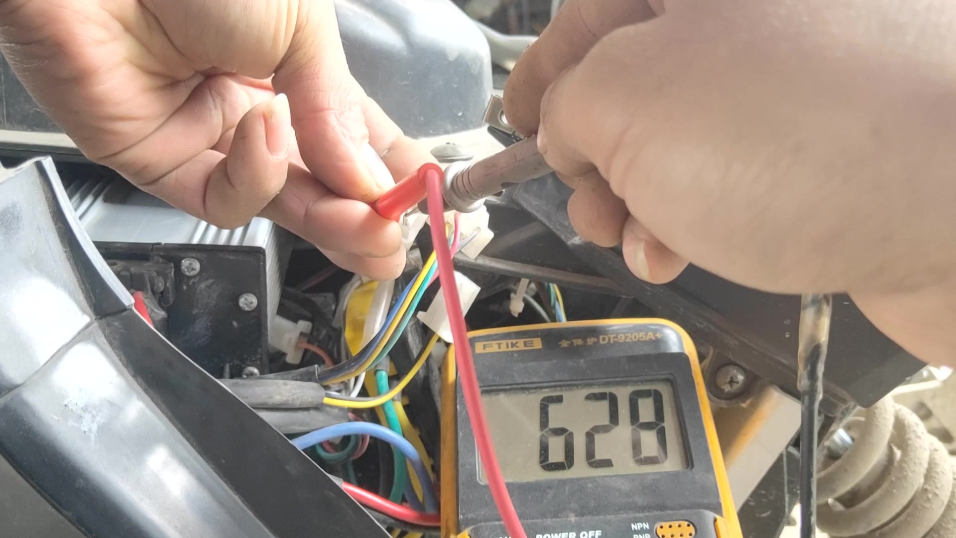 这才是电动车起步抖走不动原因,用万用表一测就知道,拆开电机一看...