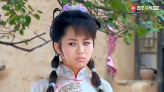 杨紫太适合演小燕子了,眼睛灵动不输赵薇,小燕子扮相美出新高度