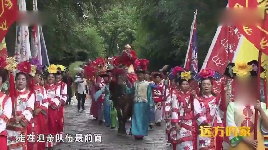 在满族自治县见证了一对新人的传统满族婚礼,场面很隆重
