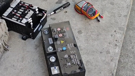 比亚迪秦启动电池维修更换。