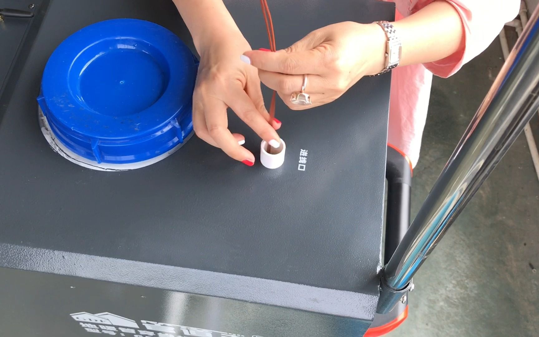 电加热水地暖/地暖管道怎么穿发热线/管道夫地暖管穿线机地暖穿线实拍