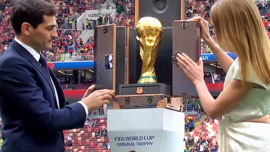 足球界的最高荣誉,18k纯金铸造的大力神杯是怎么制作出来的?