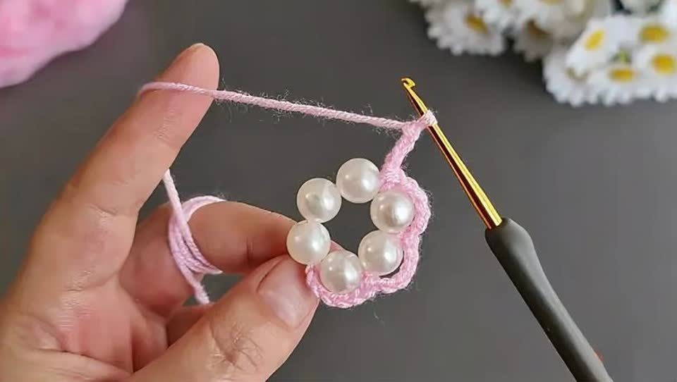 珍珠项链断了别扔,用毛线穿起来编织下,美得不要不要的