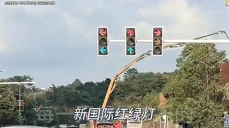 红绿灯同时亮有老司机知道怎么走的吗红绿灯规则