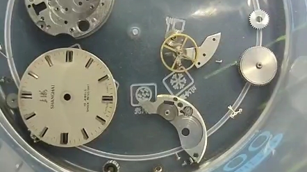 保养一块老上海手表,7120机芯几十年的机芯还是这么稳。