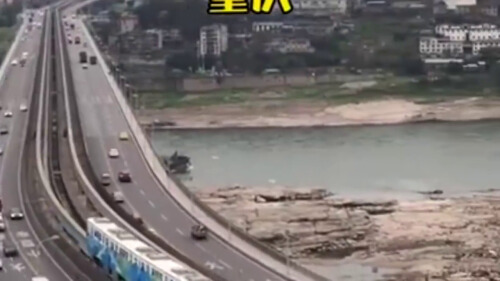 实拍重庆轻轨,真是城市最美的一道风景线,这就是劳动人民的智慧