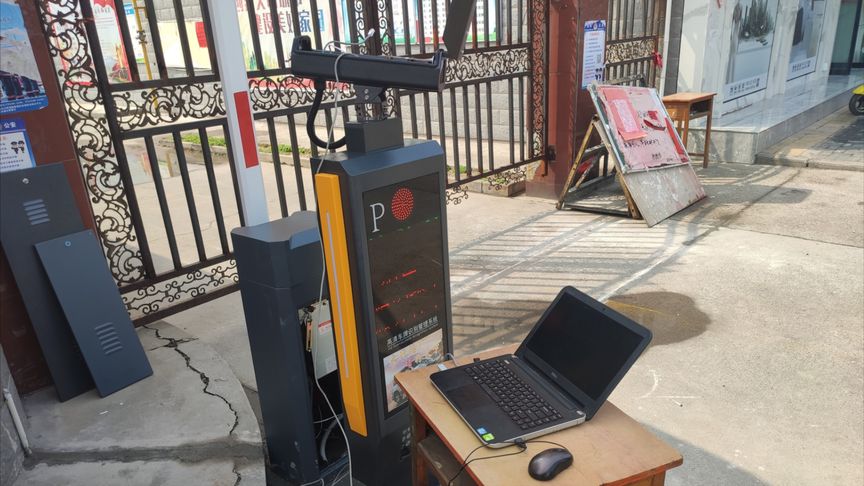 车牌识别系统安装完毕,调试一下导入用户名单后就可以正常使用了