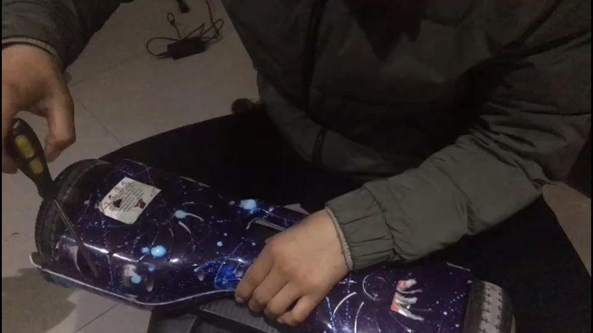 小媳妇的平衡车坏了,拿到朋友这里修一下,不知道能不能修好?