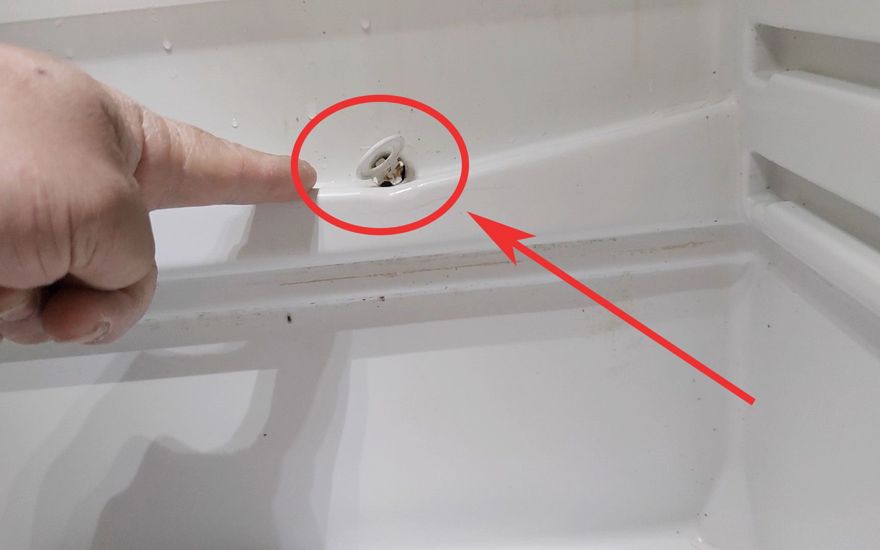 冰箱积水怎么办?找到冰箱里边的这个小孔,动一动就能搞定