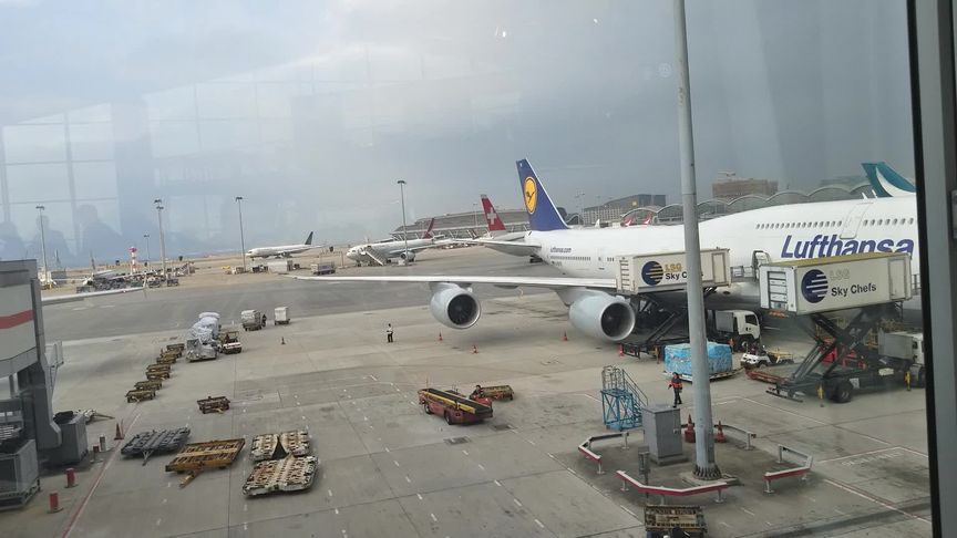 实拍香港国际机场飞往迪拜航班的起飞过程