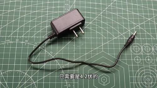 充电器不单单是充电,剪断后可当万用表使用,价值可以翻百倍