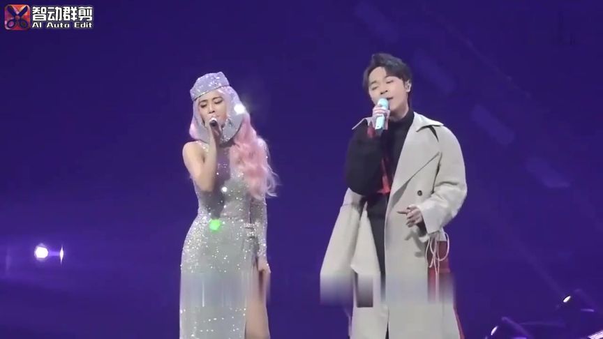 蔡依林台北举办巡回演唱会第三场，碎钻礼裙，亮闪闪造型非常夺目