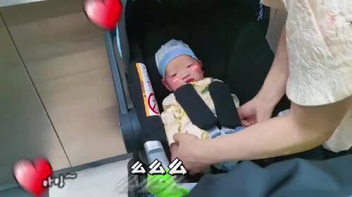 萌娃开车神模仿:叔叔阿姨,系好安全带跟我出发咯!