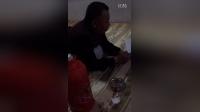 老爸准备演讲稿,超搞笑,有种领导范儿