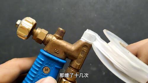 老师傅从来不教的技巧,这才是缠生料带的正确方法,以前都缠错了