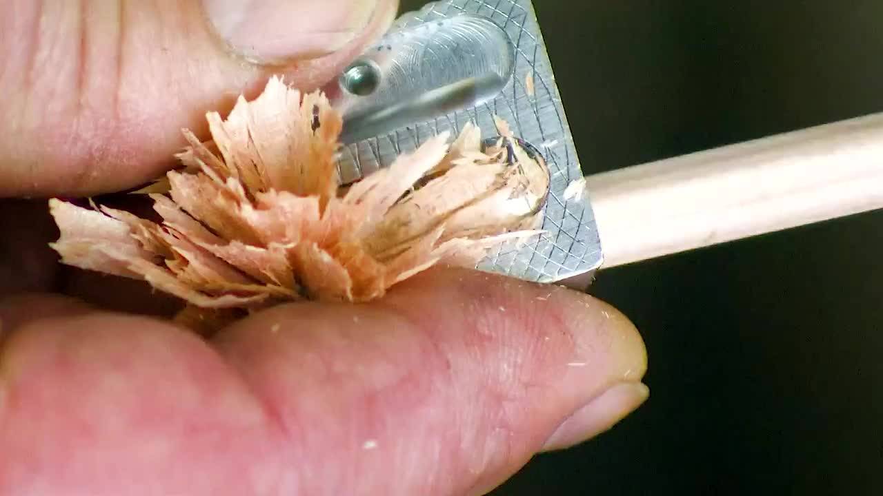铅笔是如何制作的?先用轮刀在木板中央刻出沟槽,再装入铅笔芯