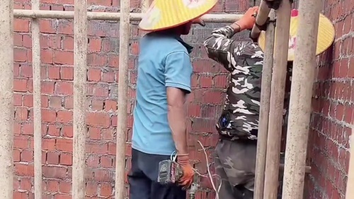 整个房子的支模架搭设工作已经接近尾声现在还剩下客厅没有搭设