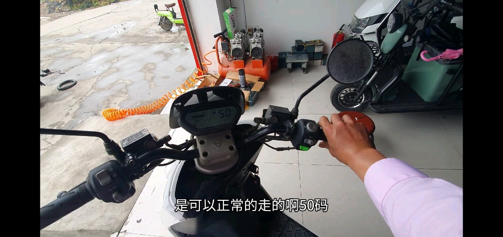 6000多的小牛电动车有没有充电保护功能、师傅来给大家测试一下