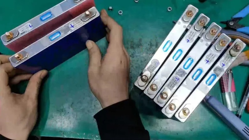 汽车启动电源电池的捆绑与导线处理