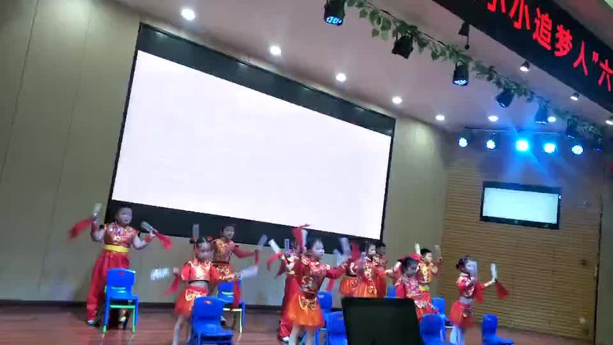那时候还没有学舞蹈,五岁时候在学校表演,#舞蹈表演