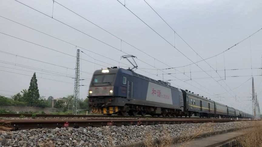 杭州一重庆北k1154次列车飞驰在淮南线上