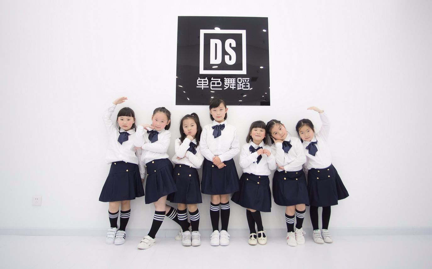 ...《爱你》一群可爱宝宝聚集在一起,甜美的面容和甜美的舞蹈,看得心都...