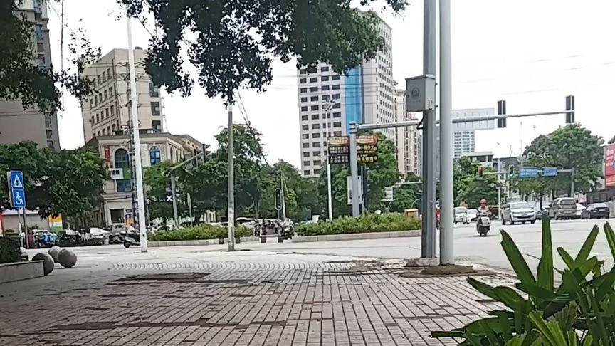 广西钦州,这几年电动车和小车也来也多了,尤其电动车违章特别多