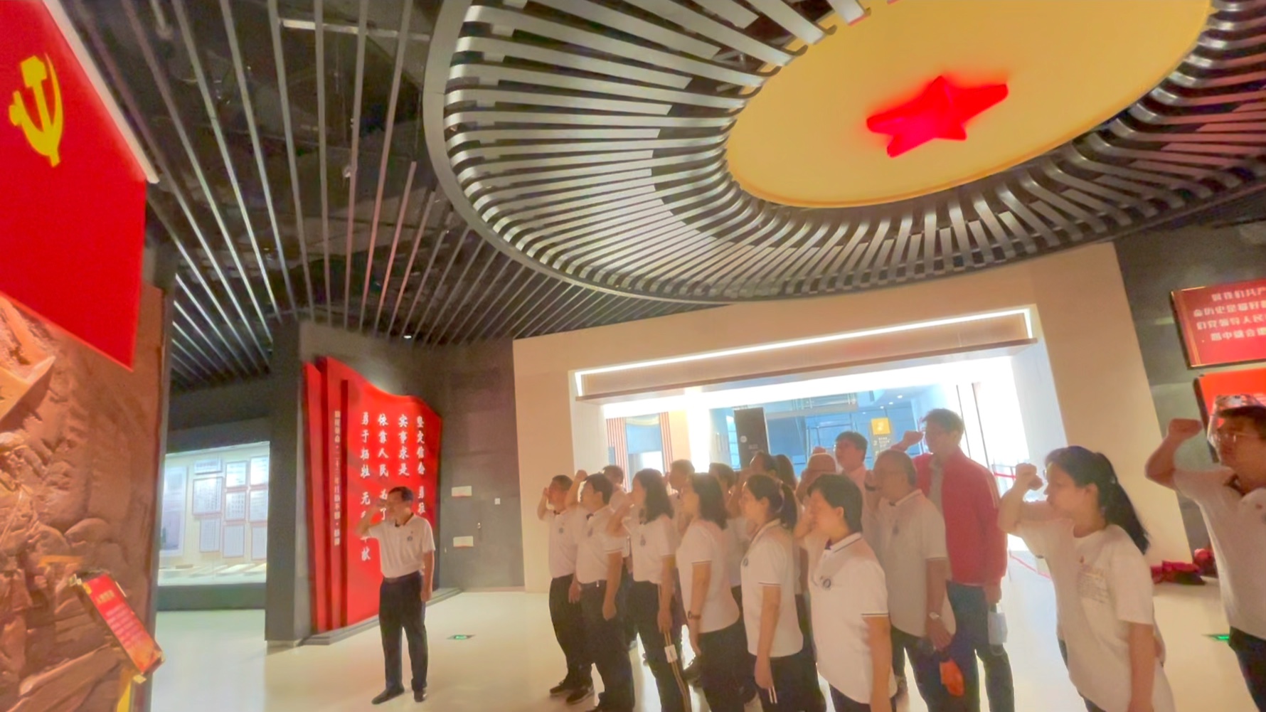 “追寻红色足迹,重温百年辉煌”主题党日活动