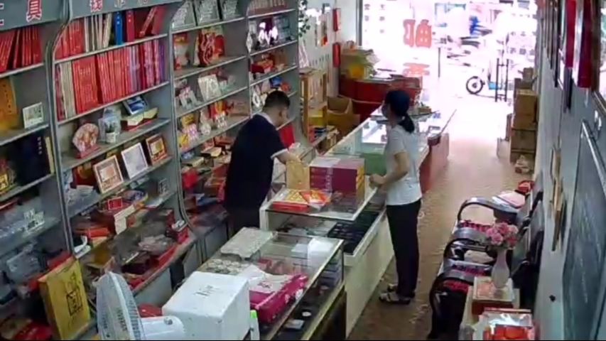 开店多年,第一次有人来买寄信邮票