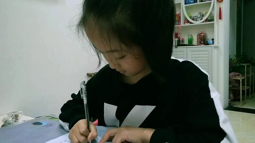 小左左正式上学了,听听孩子对在校上学和在家学习的不同感受