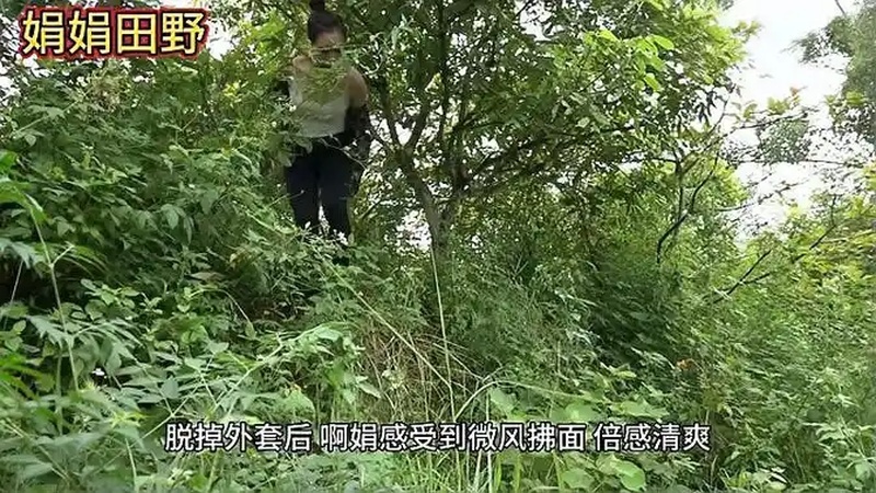 年轻女子在野池塘偶遇男人