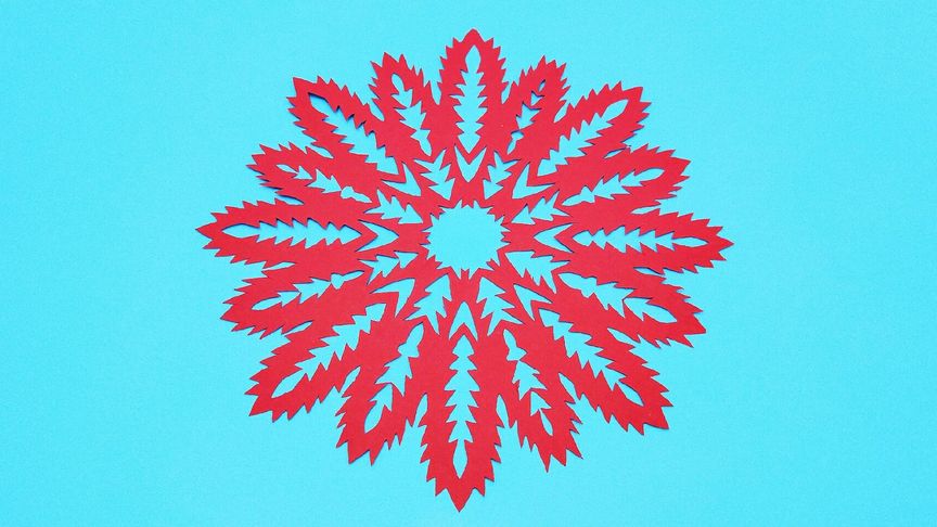 很简单的花瓣花朵窗花,简单剪几下就出来了,手工剪纸视频教程