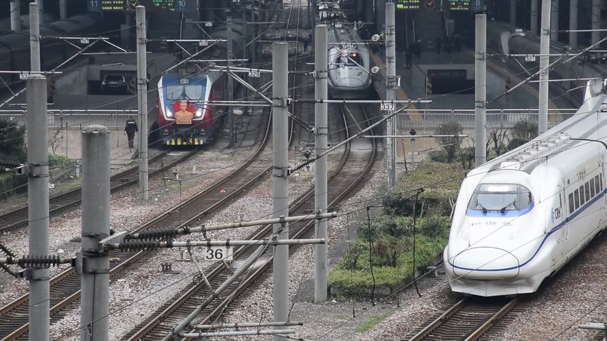 CRH2动车组上海站发车