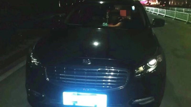 珠海男子醉驾被查,坐在警车内掩面大哭,称欠了30万信用卡未还