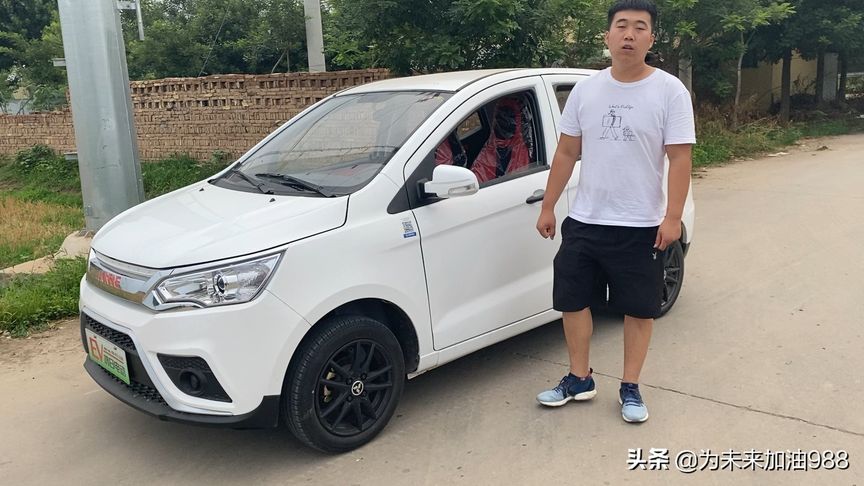 全新改款鸿日,汽车的配置,电动车的价格,这款车到底值不值呢?