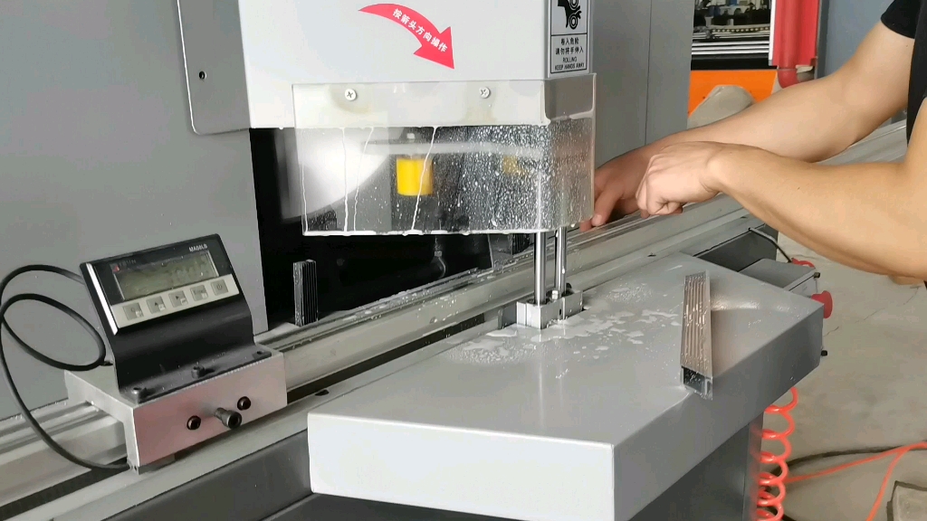 铝合金型材切割45度角气动双头锯切割机