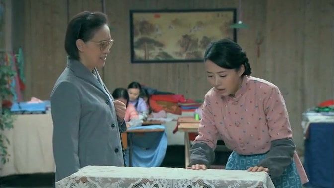 农村媳妇找了绣工活 好心的大妈对她很好 管吃管住还给工钱