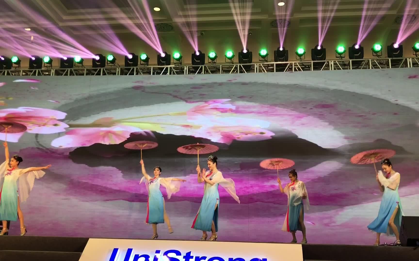 龙飞艺术团创意新颖江南烟雨开场舞蹈《小城雨巷》演出视频