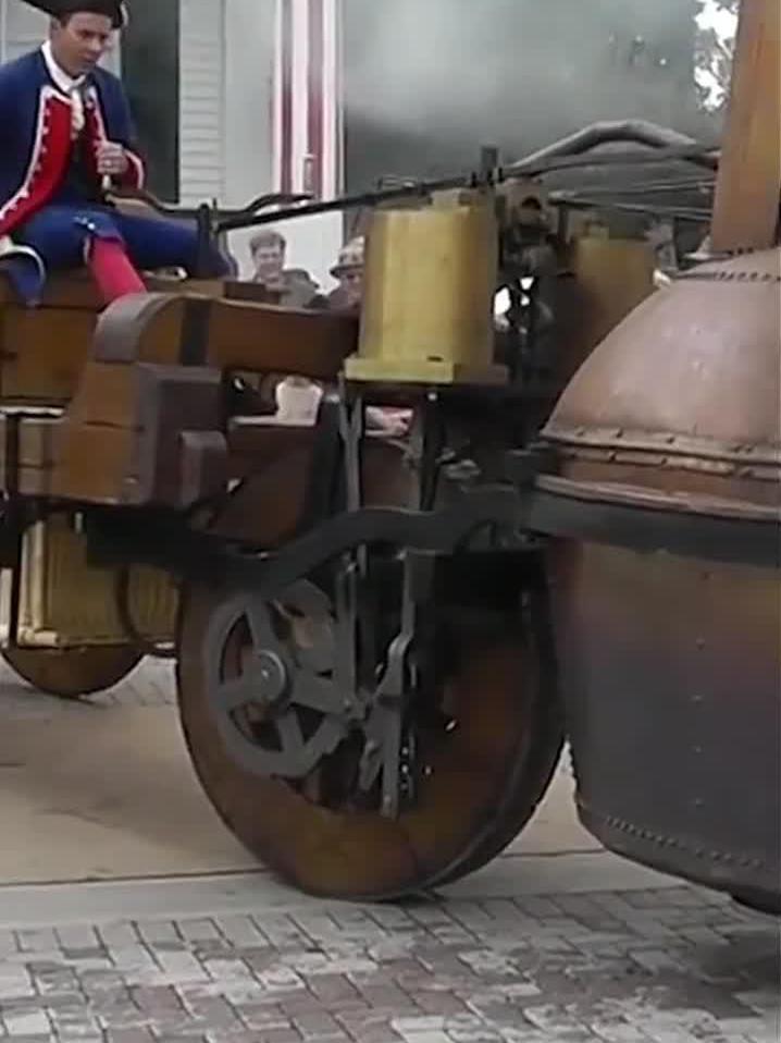 它是世界第一辆蒸汽汽车为战争而生1770年由法国工程师制造