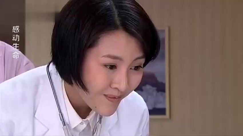 女医生做手术,坚持太长时间,差点站不住,凭着毅力继续工作