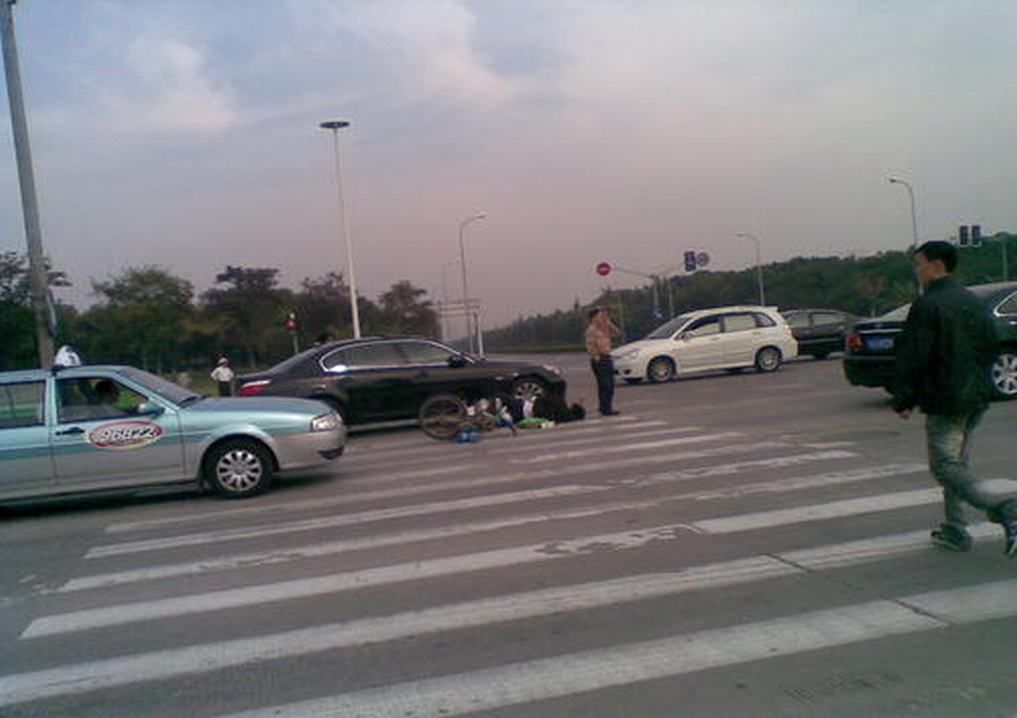 开车把人给撞了，下车看已经去世了，怎么处理？有没有刑事责任？