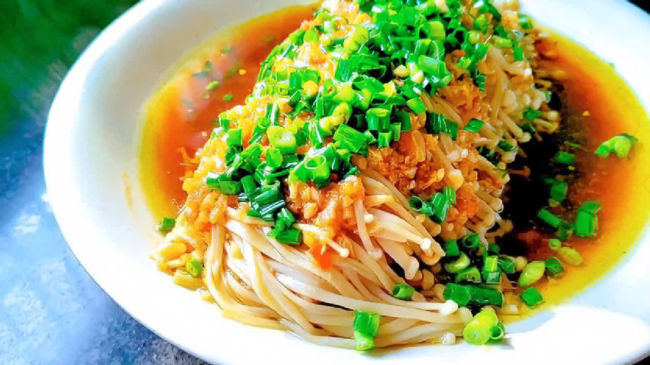 大厨教你蒜蓉金针菇做法,3分钟就学会,鲜香滑嫩,开胃又下饭