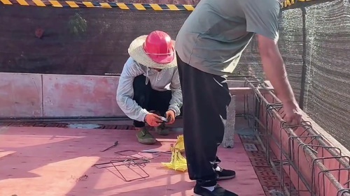 闲不住的老陈在力所能及的情况下,正在进行梁箍筋间距的排布