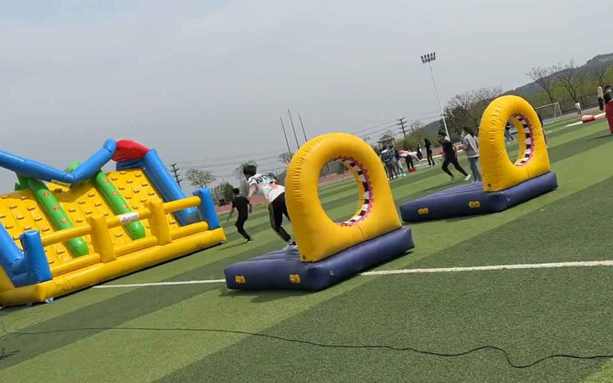 高校封校期间为缓解学生情绪,操场举办“校园版男生女生向前冲”