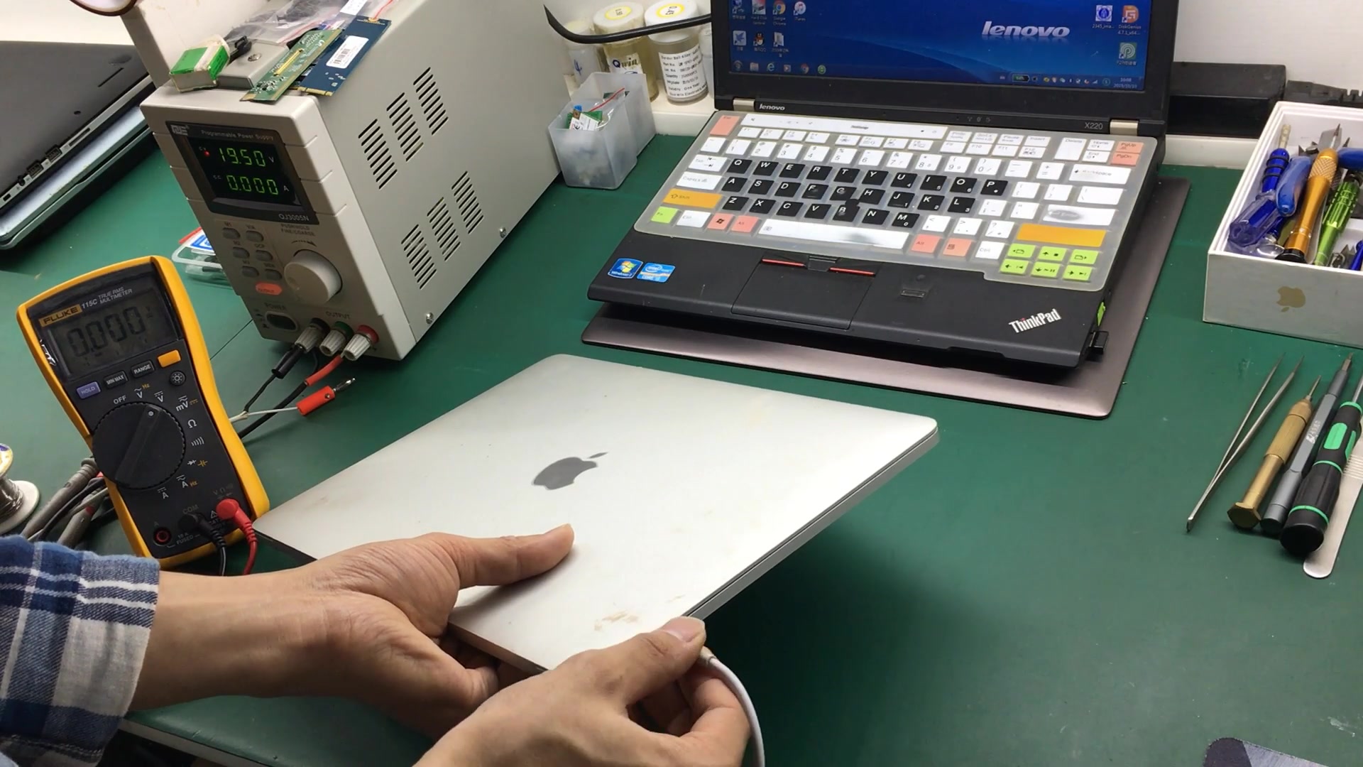 价值上万的macbook pro突然不能充电,问题很简单自己动手就可以修好