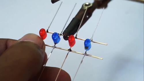 制作LED跑马灯简单的